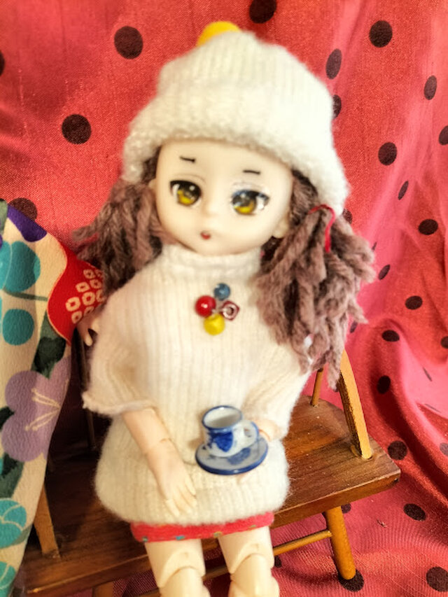背丈22cm セリアドールと振袖と服 （正絹振袖・白モヘアセーター・他 ） | iichi 日々の暮らしを心地よくするハンドメイドやアンティークのマーケットプレイス