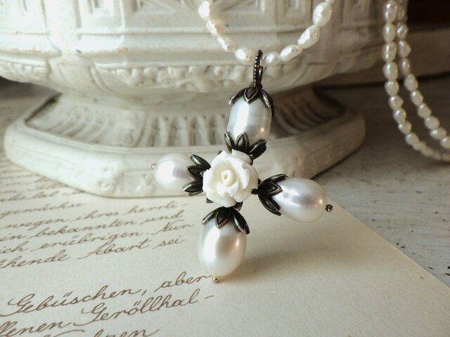 1点もの SV淡水と珊瑚のクロスネックレス | iichi 日々の暮らしを心地よくするハンドメイドやアンティークのマーケットプレイス