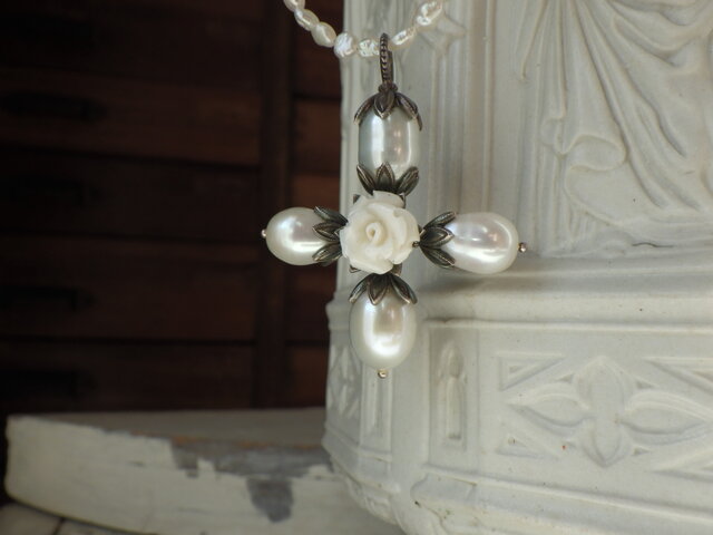 1点もの SV淡水と珊瑚のクロスネックレス | iichi 日々の暮らしを心地よくするハンドメイドやアンティークのマーケットプレイス