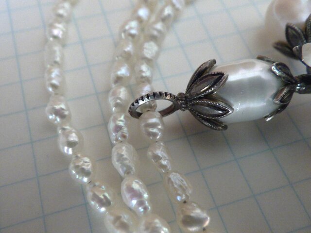 1点もの SV淡水と珊瑚のクロスネックレス | iichi 日々の暮らしを心地よくするハンドメイドやアンティークのマーケットプレイス