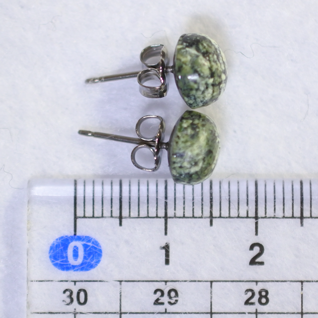 （1点もの）サーペンティンのスタッドピアス（8mm・チタンポスト） | iichi 日々の暮らしを心地よくするハンドメイドやアンティークのマーケットプレイス