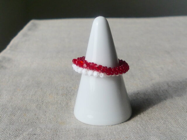 クリスタル ボーダーリング / 赤×白 | iichi 日々の暮らしを心地よくするハンドメイドやアンティークのマーケットプレイス