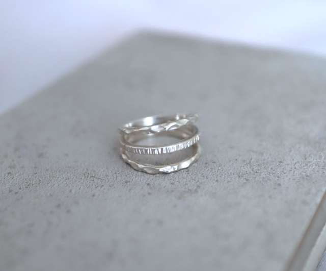 《1点》マットリングWave＆light3連 silver925 | iichi 日々の暮らしを心地よくするハンドメイドやアンティークのマーケットプレイス