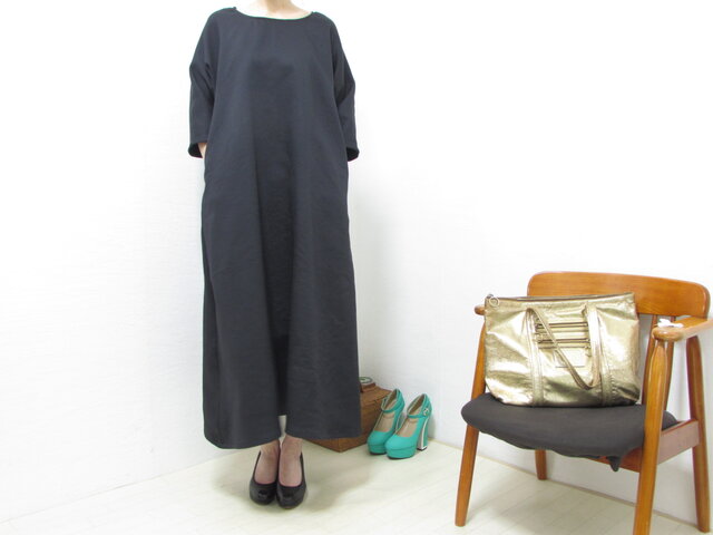 2718さりげなく体型カバー。大人のブラックコットンAラインワンピース | iichi 日々の暮らしを心地よくするハンドメイドやアンティークのマーケットプレイス