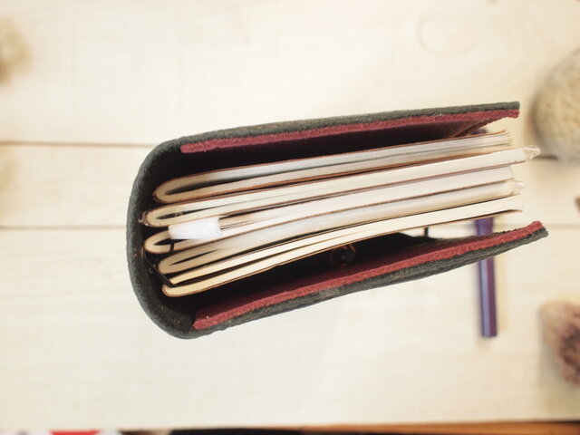 本革A5変形 内ポケット/ペン差し付き ガンメタ×ワインメタリック 栃木レザー | iichi 日々の暮らしを心地よくするハンドメイドやアンティークのマーケットプレイス