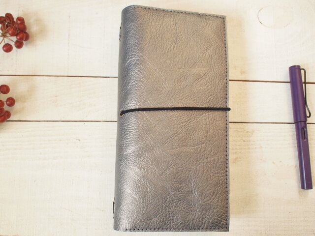 本革A5変形 内ポケット/ペン差し付き ガンメタ×ワインメタリック 栃木レザー | iichi 日々の暮らしを心地よくするハンドメイドやアンティークのマーケットプレイス