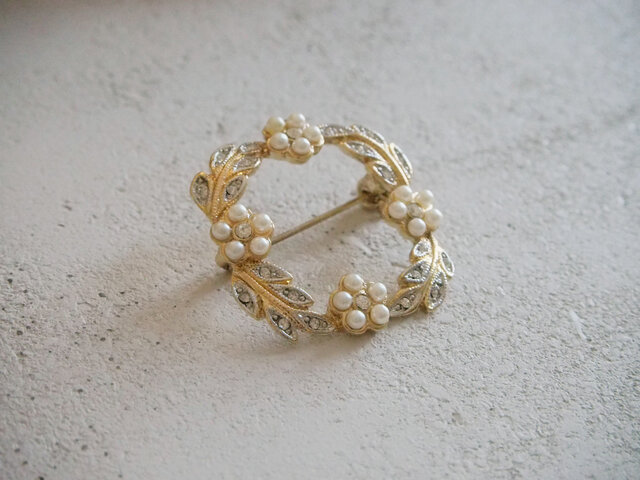 フォーパールの花とガラスの葉のスクエアヴィンテージブローチ | iichi 日々の暮らしを心地よくするハンドメイドやアンティークのマーケットプレイス