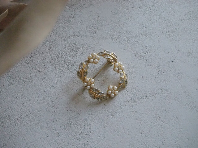 フォーパールの花とガラスの葉のスクエアヴィンテージブローチ | iichi 日々の暮らしを心地よくするハンドメイドやアンティークのマーケットプレイス