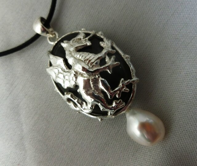 アゲートの紋章ドラゴンペンダント | iichi 日々の暮らしを心地よくするハンドメイドやアンティークのマーケットプレイス