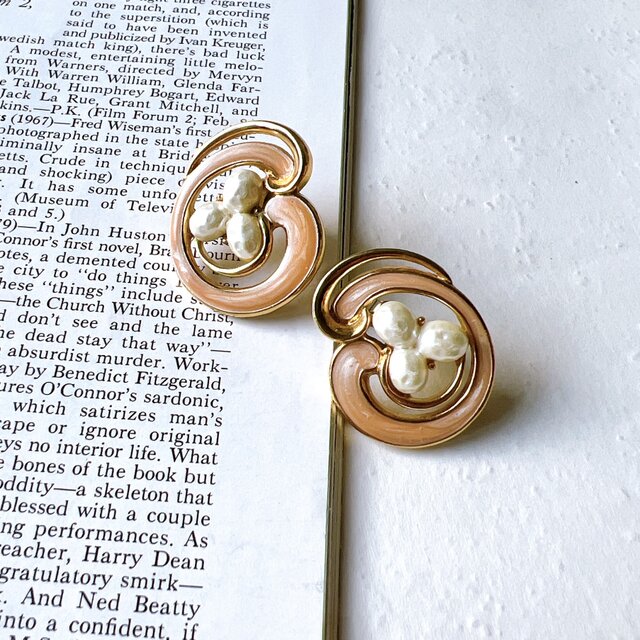 PA145-【 AVON 】エイボン・ヴィンテージピアス 1970〜80s バロックパール ピーチエナメルペイント | iichi 日々の暮らしを心地よくするハンドメイドやアンティークの ...