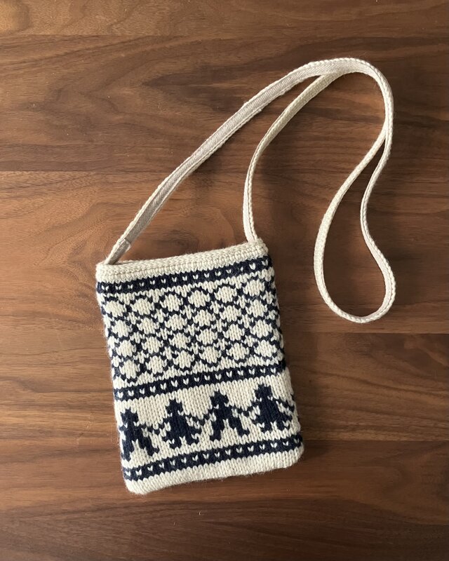手編みのスマホポシェット/北欧ニット／ネイビー | iichi 日々の暮らしを心地よくするハンドメイドやアンティークのマーケットプレイス