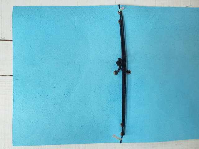 本革 A5手帳カバー ヒーローものみたいな青さ 直線切り口 | iichi 日々の暮らしを心地よくするハンドメイドやアンティークのマーケットプレイス