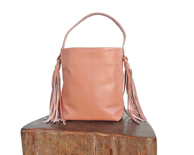 タッセルトートバッグ2WAY（camel） | iichi 日々の暮らしを心地よくするハンドメイドやアンティークのマーケットプレイス