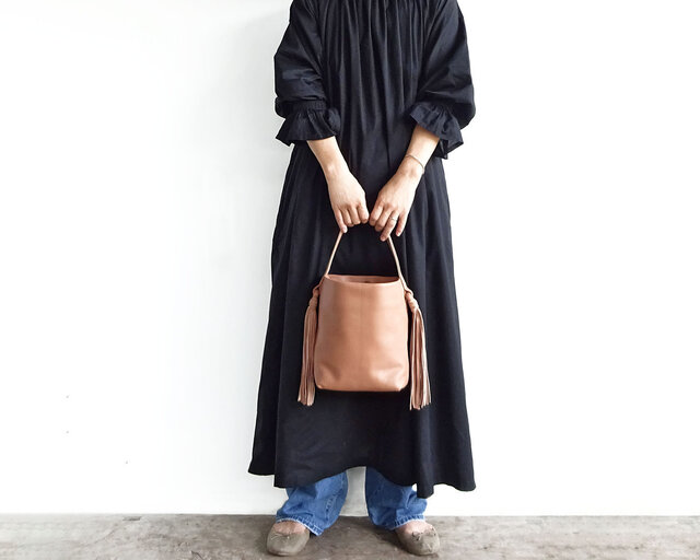 タッセルトートバッグ2WAY（camel） | iichi 日々の暮らしを心地よくするハンドメイドやアンティークのマーケットプレイス