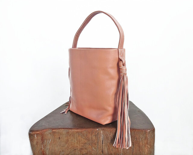 タッセルトートバッグ2WAY（camel） | iichi 日々の暮らしを心地よくするハンドメイドやアンティークのマーケットプレイス