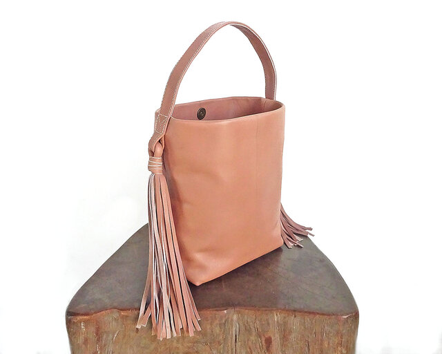 タッセルトートバッグ2WAY（camel） | iichi 日々の暮らしを心地よくするハンドメイドやアンティークのマーケットプレイス