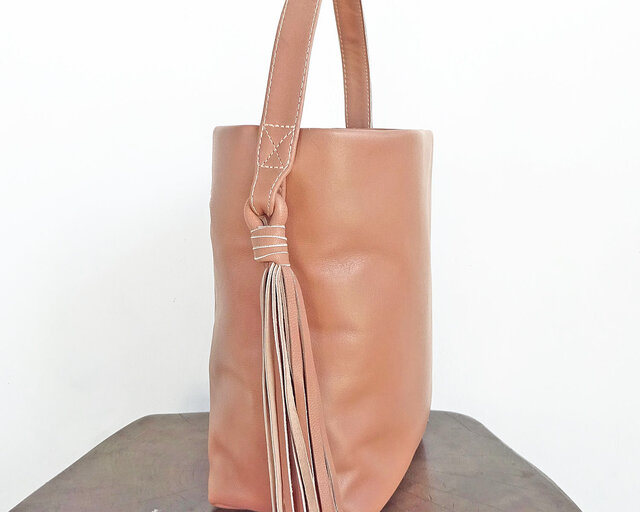 タッセルトートバッグ2WAY（camel） | iichi 日々の暮らしを心地よくするハンドメイドやアンティークのマーケットプレイス