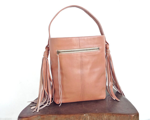 タッセルトートバッグ2WAY（camel） | iichi 日々の暮らしを心地よくするハンドメイドやアンティークのマーケットプレイス