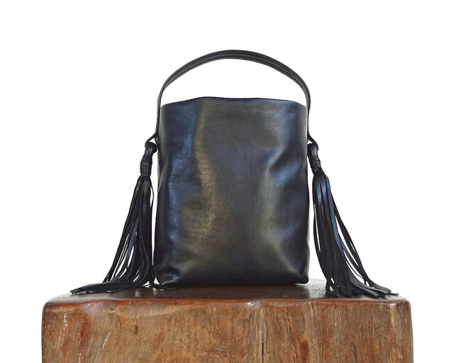 タッセルトートバッグ2WAY（black） | iichi 日々の暮らしを心地よくするハンドメイドやアンティークのマーケットプレイス