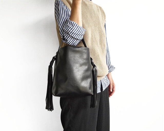 タッセルトートバッグ2WAY（black） | iichi 日々の暮らしを心地よくするハンドメイドやアンティークのマーケットプレイス