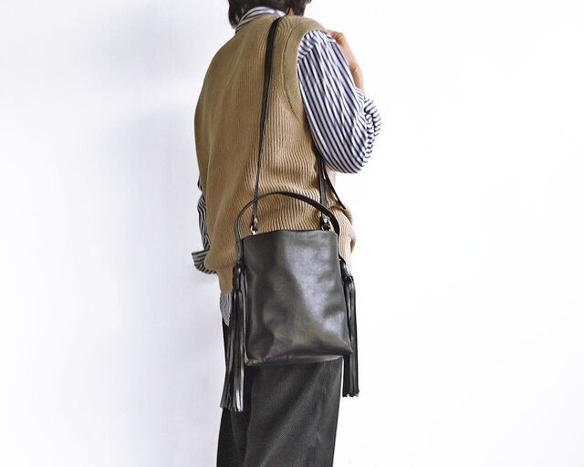 タッセルトートバッグ2WAY（black） | iichi 日々の暮らしを心地よくするハンドメイドやアンティークのマーケットプレイス