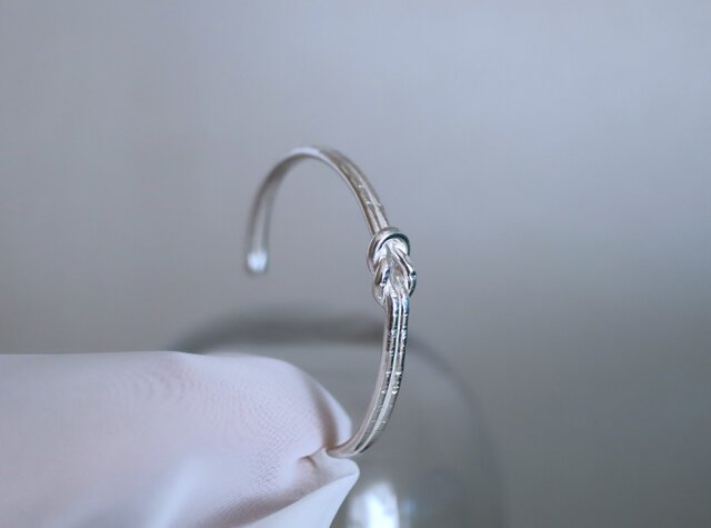 《1点物》KnotバングルSV925 | iichi 日々の暮らしを心地よくするハンドメイドやアンティークのマーケットプレイス