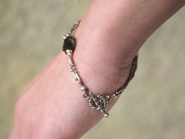 -Moldavite- silver double bracelet | iichi 日々の暮らしを心地よくするハンドメイドやアンティークのマーケットプレイス