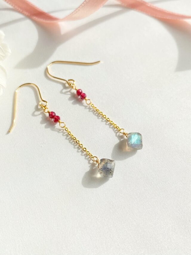 14kgf « Mystic gray » ラブラドライトとガーネットのピアス /ac758 | iichi 日々の暮らしを心地よくするハンドメイドやアンティークのマーケットプレイス