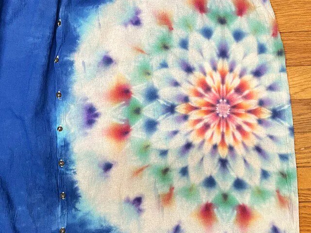 タイダイ染め 前開きワンピース 優しいブルーに幻想的で華やかな大曼荼羅 HD20-96 | iichi 日々の暮らしを心地よくするハンドメイドやアンティークのマーケットプレイス