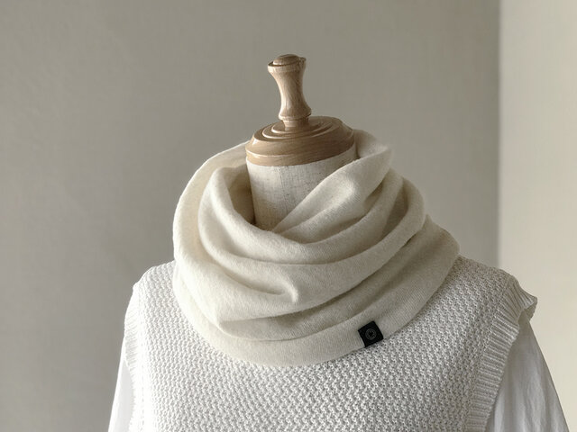 温度を纏う。純カシミヤねじりスヌード [Basici Design]ローホワイト | iichi 日々の暮らしを心地よくするハンドメイドやアンティークのマーケットプレイス