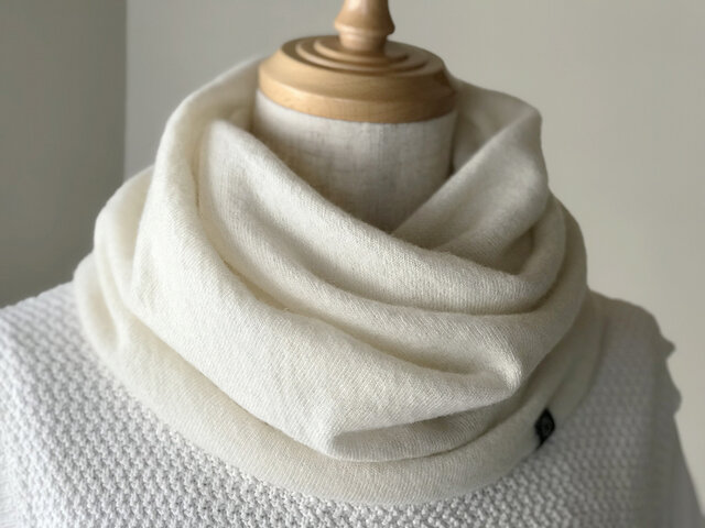 温度を纏う。純カシミヤねじりスヌード [Basici Design]ローホワイト | iichi 日々の暮らしを心地よくするハンドメイドやアンティークのマーケットプレイス