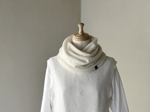 温度を纏う。純カシミヤねじりスヌード [Basici Design]ローホワイト | iichi 日々の暮らしを心地よくするハンドメイドやアンティークのマーケットプレイス