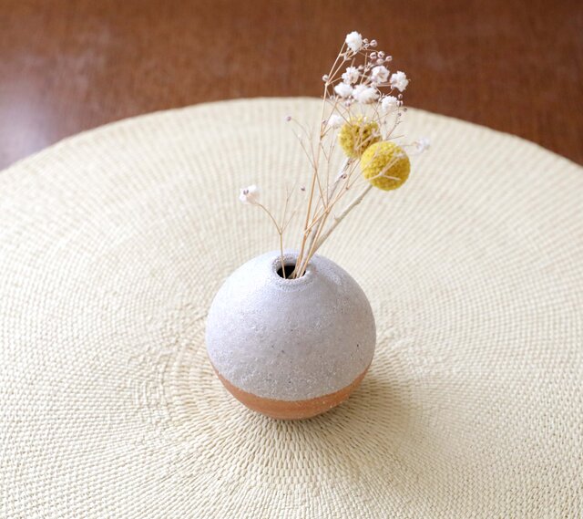 【薪窯焼成】藁白釉の一輪挿し | iichi 日々の暮らしを心地よくするハンドメイドやアンティークのマーケットプレイス