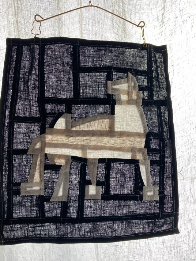 ポジャギタペストリー「いぬ」26×30cm | iichi 日々の暮らしを心地よくするハンドメイドやアンティークのマーケットプレイス