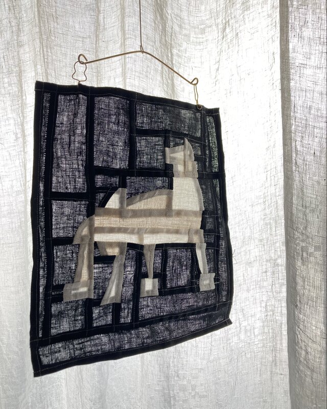 ポジャギタペストリー「いぬ」26×30cm | iichi 日々の暮らしを心地よくするハンドメイドやアンティークのマーケットプレイス