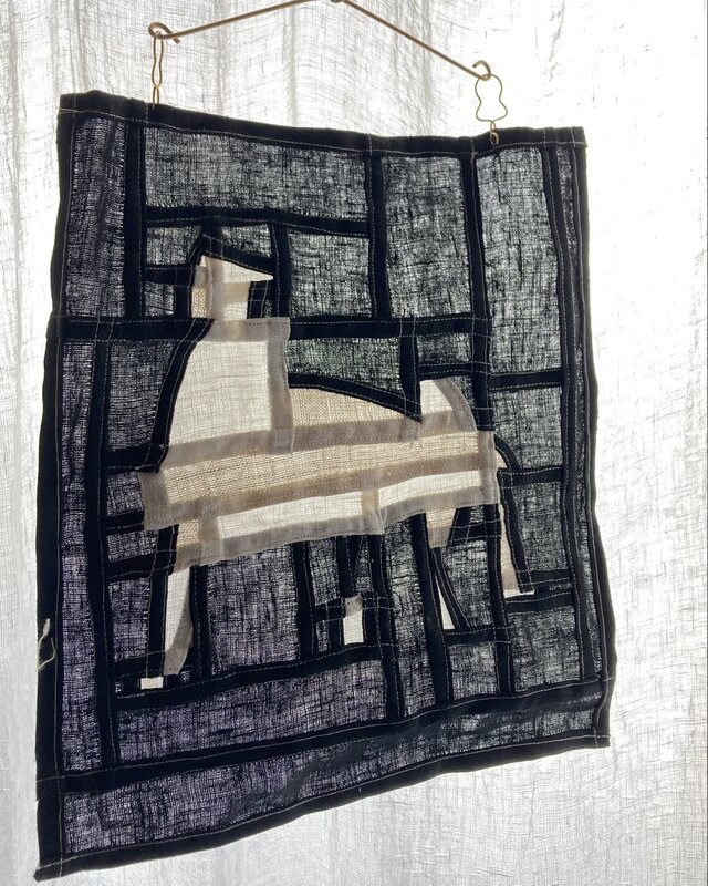 ポジャギタペストリー「いぬ」26×30cm | iichi 日々の暮らしを心地よくするハンドメイドやアンティークのマーケットプレイス