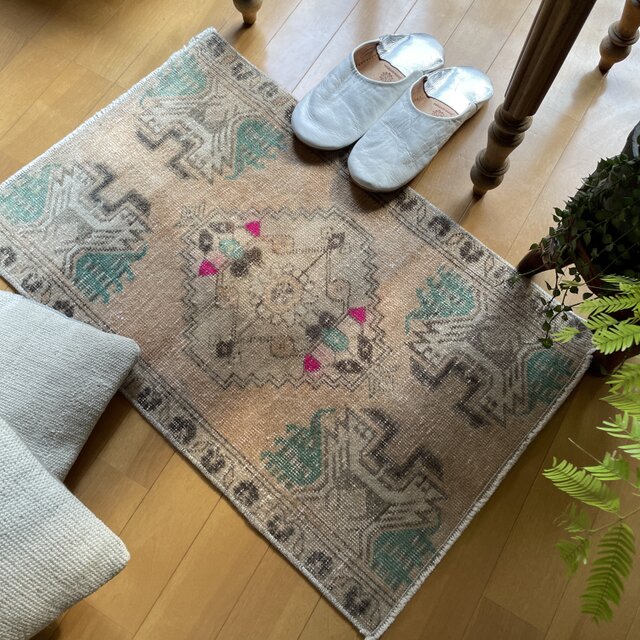 46×73 小さめ メダリオン 淡いヌードカラー トルコヴィンテージラグ | iichi 日々の暮らしを心地よくするハンドメイドやアンティークのマーケットプレイス