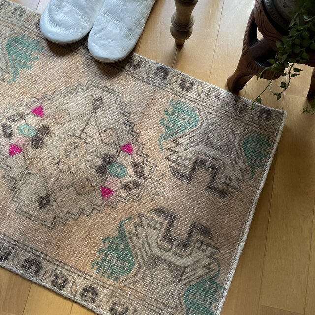 46×73 小さめ メダリオン 淡いヌードカラー トルコヴィンテージラグ | iichi 日々の暮らしを心地よくするハンドメイドやアンティークのマーケットプレイス