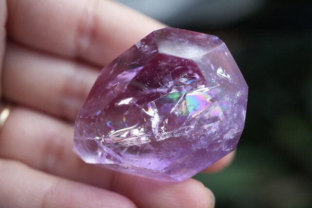 びっしりインクルージョン★レインボー★アメジスト原石s1092 | iichi 日々の暮らしを心地よくするハンドメイドやアンティークのマーケットプレイス