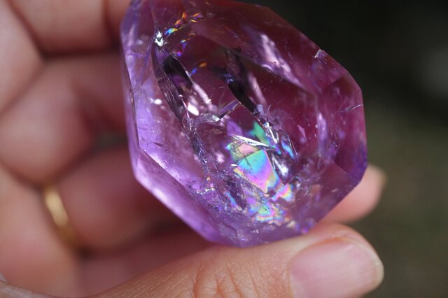 びっしりインクルージョン★レインボー★アメジスト原石s1092 | iichi 日々の暮らしを心地よくするハンドメイドやアンティークのマーケットプレイス