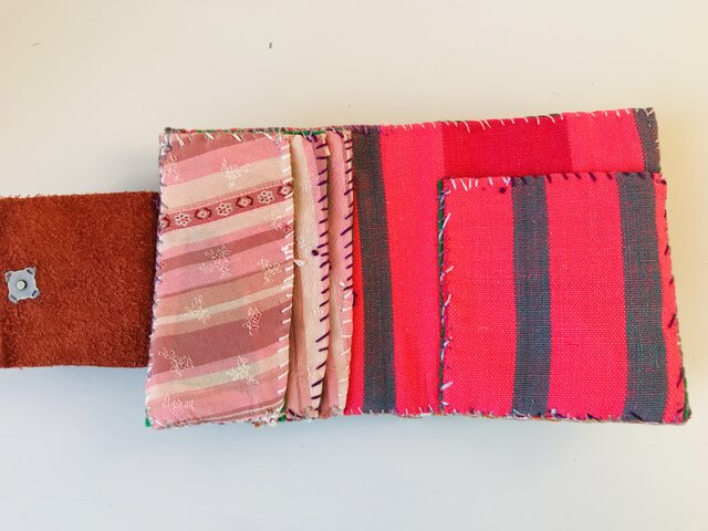 財布 布財布 ハンドメイド 手縫い 刺繍 パッチワーク 二つ折り 1914 | iichi 日々の暮らしを心地よくするハンドメイドやアンティークのマーケットプレイス