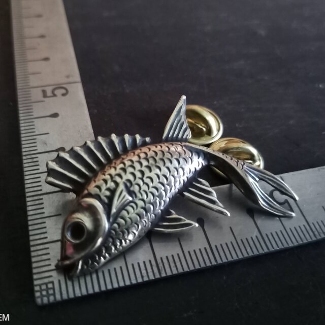 真鍮ブラス製 躍動する魚/フィッシュピンズブローチ 結婚式・成人式等のシャツ・ジャケットや帽子・着物や浴衣の衿飾りに | iichi 日々の暮らしを心地よくするハンドメイドやアンティークの ...