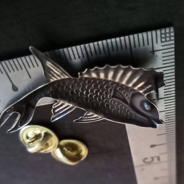 真鍮ブラス製 躍動する魚/フィッシュピンズブローチ 結婚式・成人式等のシャツ・ジャケットや帽子・着物や浴衣の衿飾りに | iichi 日々の暮らしを心地よくするハンドメイドやアンティークの ...
