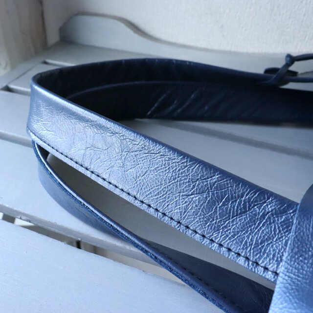 【期間限定】 柔らかい 太ハンドル メタリック 肩掛 兼用 革 ハンドメイド197 | iichi 日々の暮らしを心地よくするハンドメイドやアンティークのマーケットプレイス