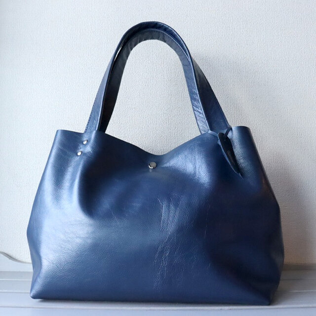 【期間限定】 柔らかい 太ハンドル メタリック 肩掛 兼用 革 ハンドメイド197 | iichi 日々の暮らしを心地よくするハンドメイドやアンティークのマーケットプレイス