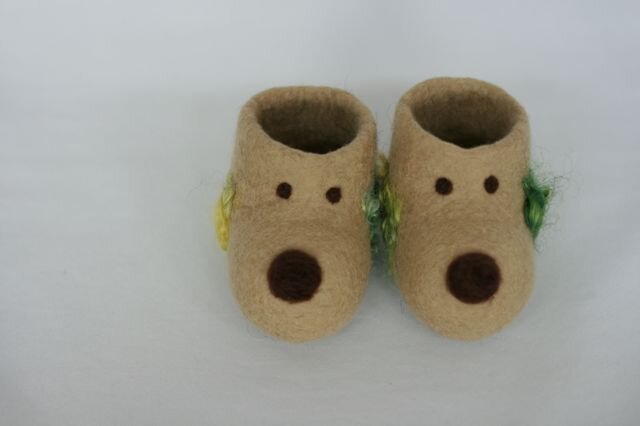 ★カラフル耳のパーマ犬★フェルトのベビーブーツ_12（ワンコ）ベージュ | iichi 日々の暮らしを心地よくするハンドメイドやアンティークのマーケットプレイス