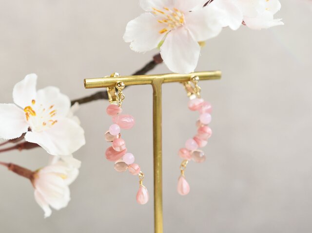 【イヤリング】枝垂れ桜 | iichi 日々の暮らしを心地よくするハンドメイドやアンティークのマーケットプレイス