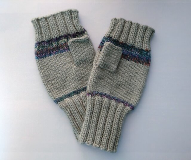 単色糸と段染め糸の切り替えハンドウォーマー セラドングリーン | iichi 日々の暮らしを心地よくするハンドメイドやアンティークのマーケットプレイス