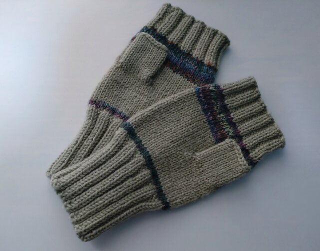 単色糸と段染め糸の切り替えハンドウォーマー セラドングリーン | iichi 日々の暮らしを心地よくするハンドメイドやアンティークのマーケットプレイス