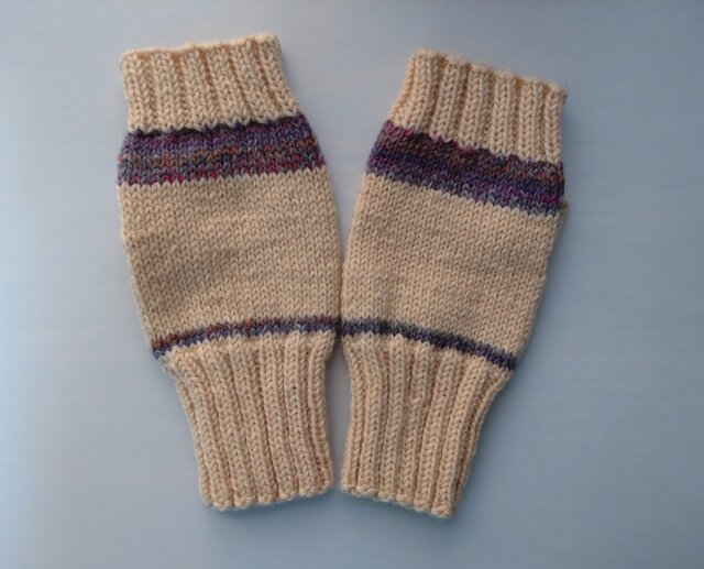 単色糸と段染め糸の切り替えハンドウォーマー ライトベージュ | iichi 日々の暮らしを心地よくするハンドメイドやアンティークのマーケットプレイス